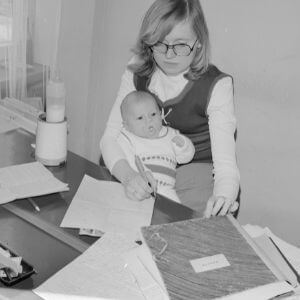 Matka Polka na dwóch etatach w PRL-u i dziś | Damosfera